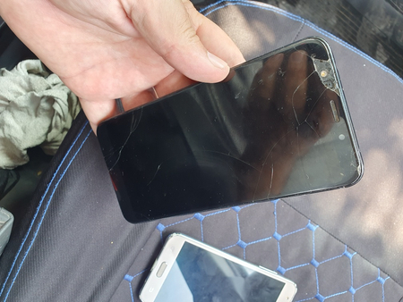 Tel sotiladi zapchasga ekrani singan redmi 5 2ta samsung j5 1ta