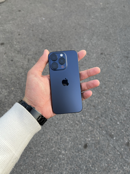 Iphone 15 pro dark blue