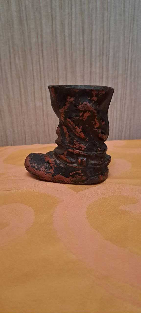 Сапожок -карандашница из чугуна .