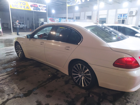 Срочна БМВ 735i e65 модел сотилади.