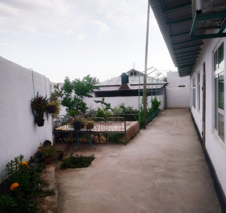 Hovli sotiladi srochno