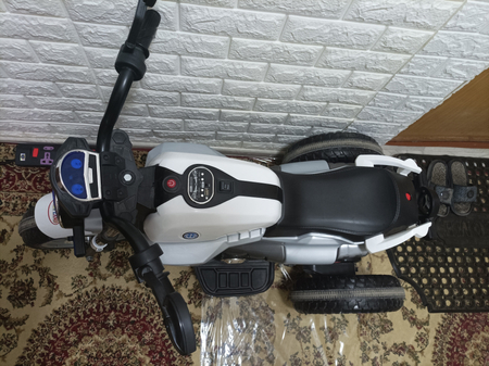 Bolalar (6) yoshgachalarga zaryadlab yuradigan motosikl.