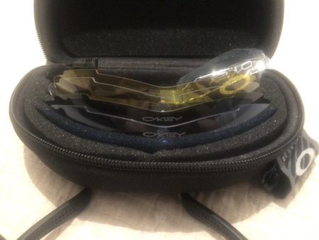очки от известного бренда “OAKLEY”