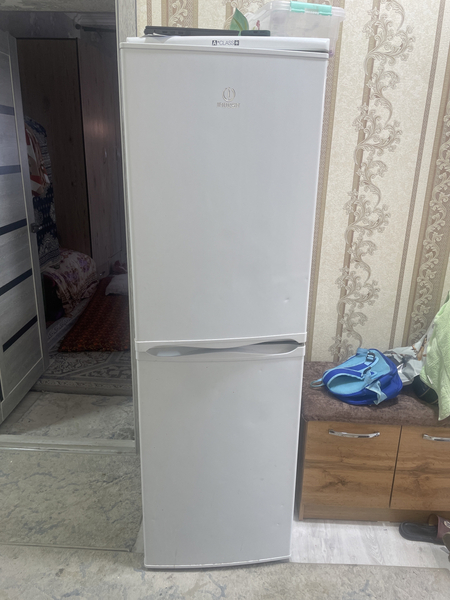 Холодильник indesit