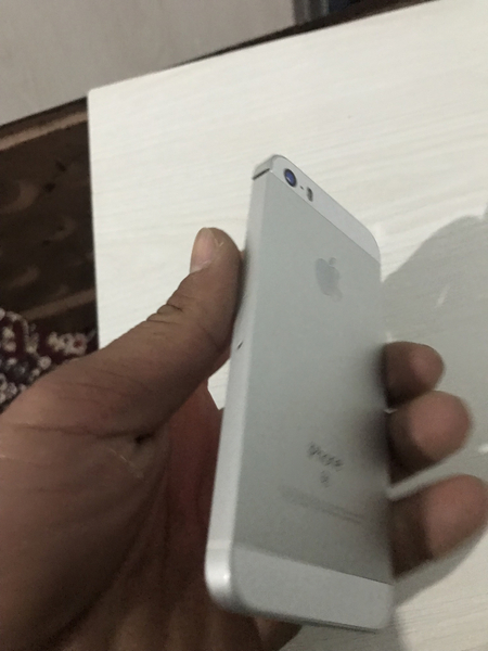 iphone SE 16 gb srochni sotiladi