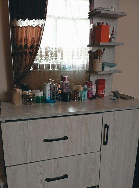 Holati yaxshi divan shkaf ikkita tumba va bitta oynalik shkafi bor