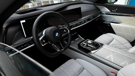 Продам новую BMW 740i xDrive с монитором и гарантией на автомобиль