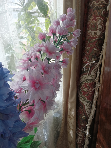 Продаются искусственные цветы.