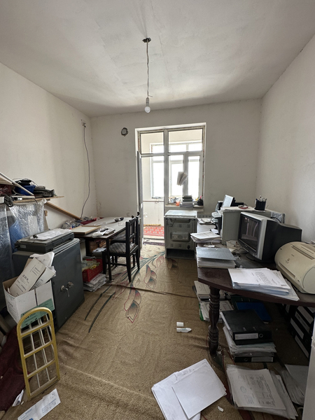 Центрда! 4 кабатта,  2 болмели, 67 м/кв жай сатылады.