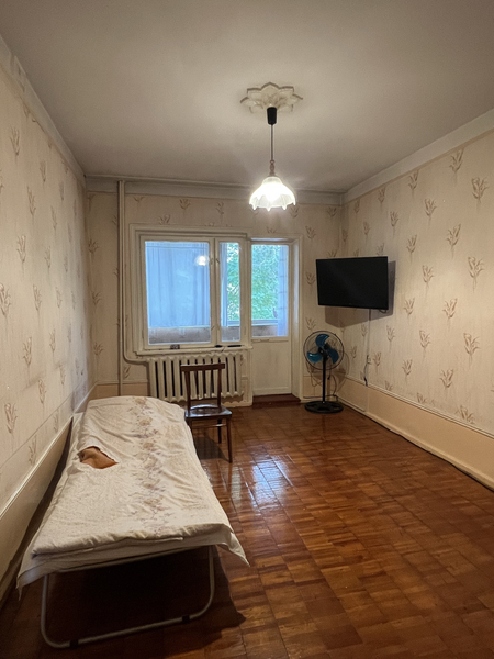 Срочно!!! Продам Юнусабад-15 2/3/4 балкон 2*6 по линии метро