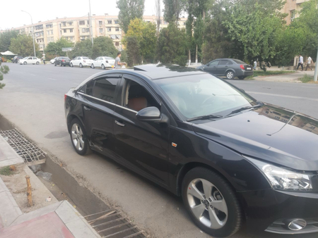 Chevrolet cruze 1.8 sotiladi