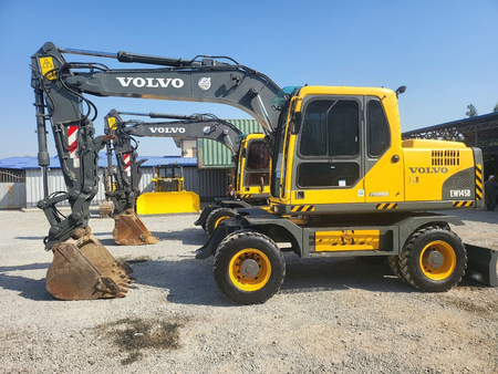 Volvo 145 keldi..