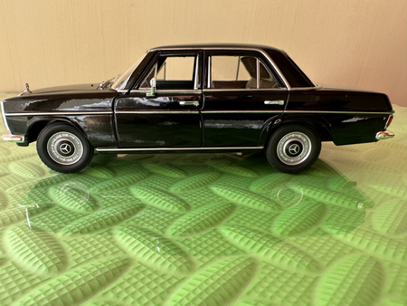 Mercedes-Benz 220 Черный
