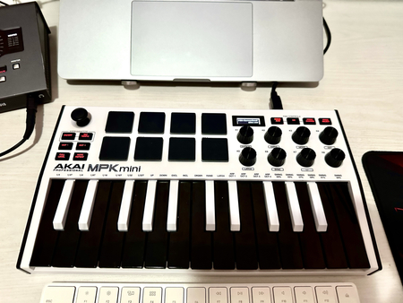 Akai MPK mini Midi klavish midi keyboard