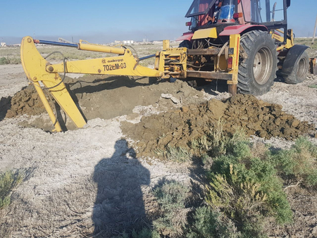 Traktor ikki taraflama pogruchchikli va ekskavatorli varianti