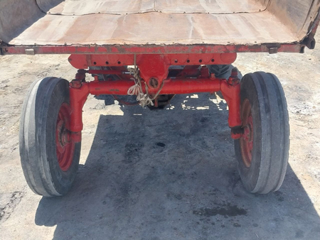 Traktor sotiladi, Motori soz holatda, ishlab turibdi.