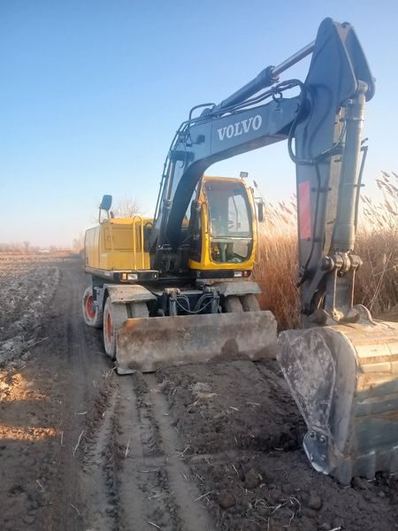 Ekskavator Volvo 130 sotiladi