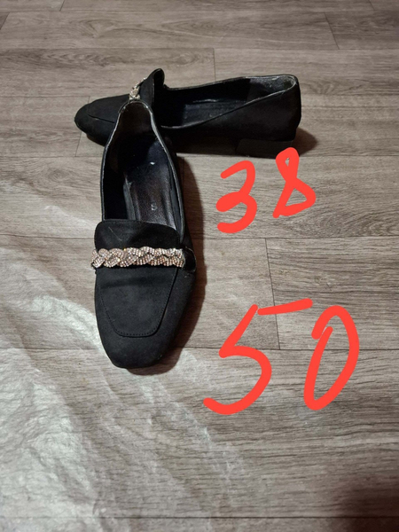 Ayollar oyoq kiyimi sotiladi