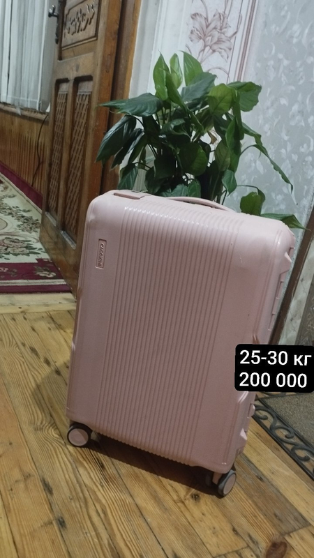 Чемодан разные прочный