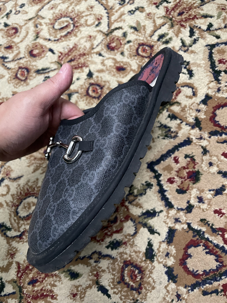Продаю тапочки Gucci