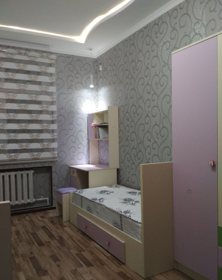 Продаются шкаф,3 кровати и 3 стола.