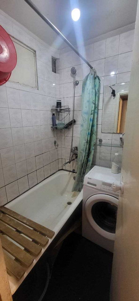 5 комн. 1й этаж 5 этажки. Продаю. М-в. Феруза. За кафе Согдиана.
