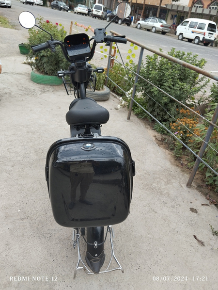 Velomax skuteri sotladi