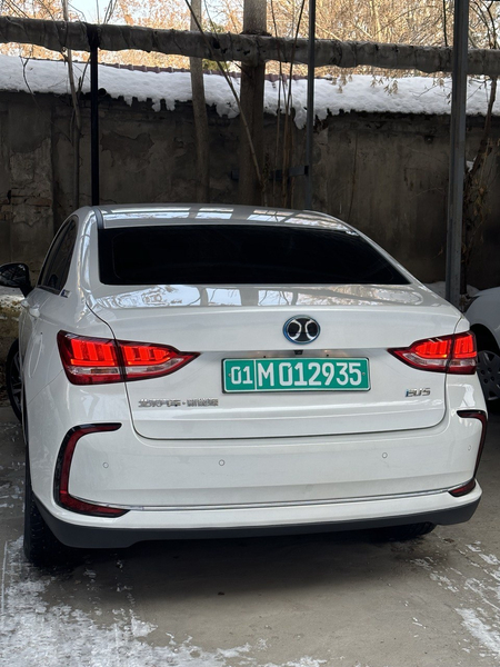 Продаётся BAIC EU5 White