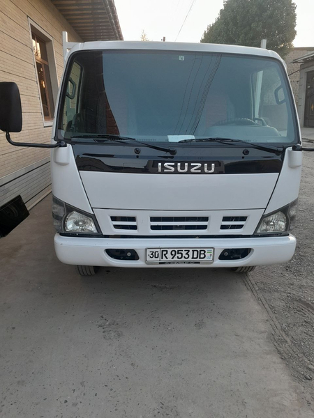 ISUZU sotiladi 2010 yil