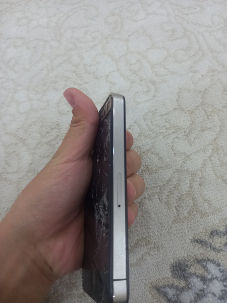 Iphone 4 sotiladi