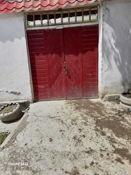 Sirochniy uy sotiladi