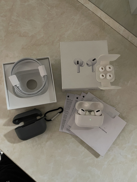 Airpods va zaryadnik