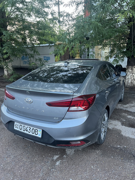 Продаю Hyundai Elantra 2.0 AT HI-Tech
