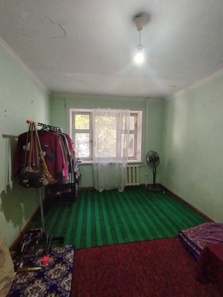 СРОЧНО ПРОДАЕТСЯ Чирчик ш. 1 м/н Октябр 4-этаж 2х янги планировка
