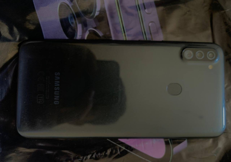 Galaxy A11 sotiladi holat odeal 3oy kafolat beriladi