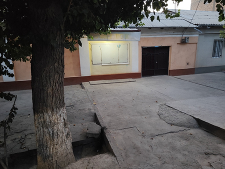 Qarshi markazdan uy sotiladi