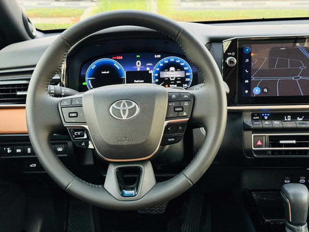 Toyota Camry hybrid 80 2024 год