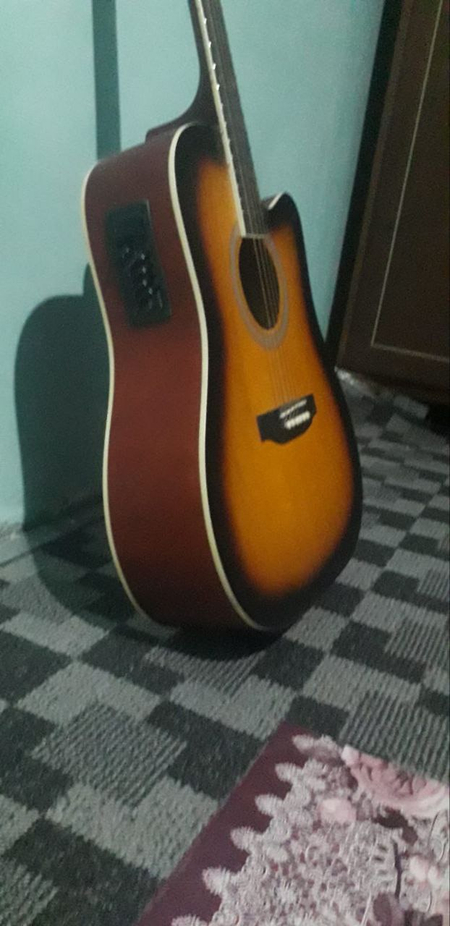 Gitara sotiladi holati alo ekvalayzer chexoli bor narxini kelishamiz
