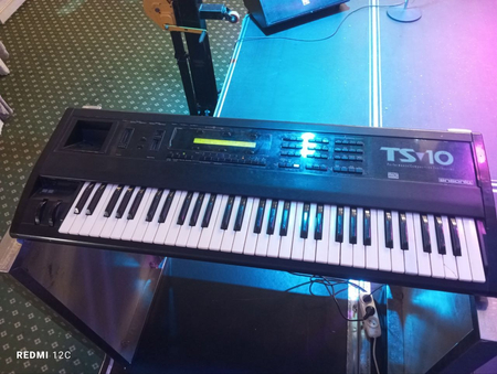 Ensoniq ts10 plus sotiladi