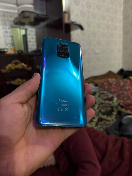 Redmi Not 9S Holati yaxshi ekranida sinigan joyi bor