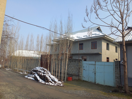 Hovli uy sotiladi manzil Qo'nji QFY do'm maxallasi