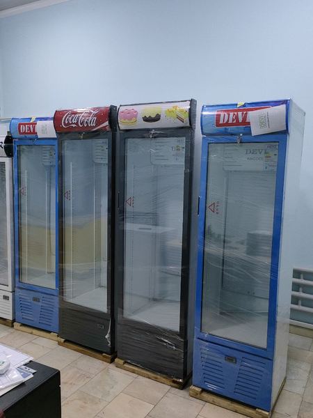 Скидка !!! Продается витриный холодильник.