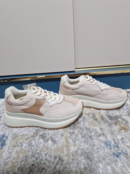 Новые кроссовки от бренда Stradivarius