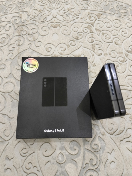 Samsung galaxy z fold 5 , 12/256