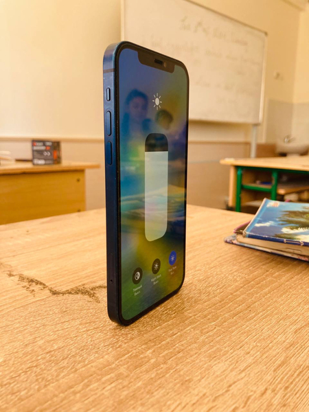 Iphone 12 ideal holatda
