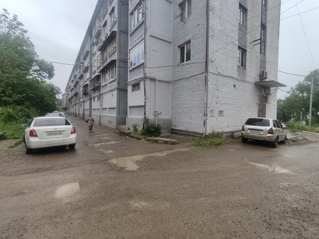 Продаётся нежилой объект вдоль дороги.
