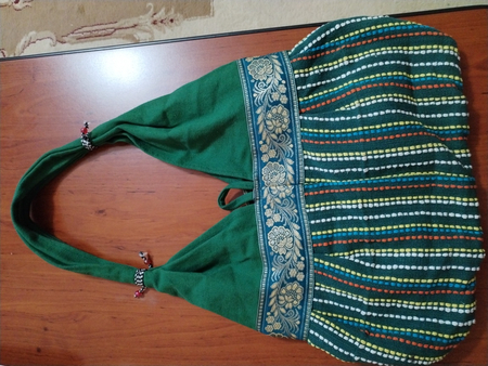 Продам женские бусы