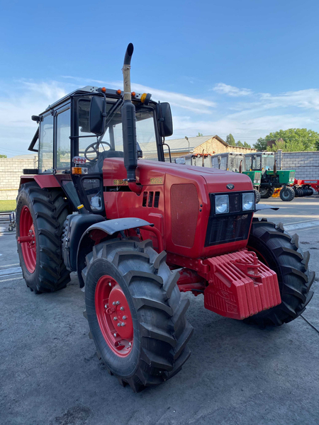 Traktor qishloq xo'jaligi texnikasi