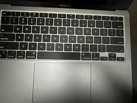 Продаю MacBook Air M1 – Отличное состояние!