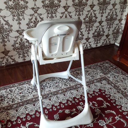 Stul dlya kormleniya ovqatlantiradigan stul